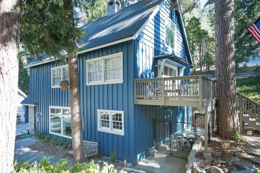 Sunday House Crush // Happy Little Blue House By The Lake