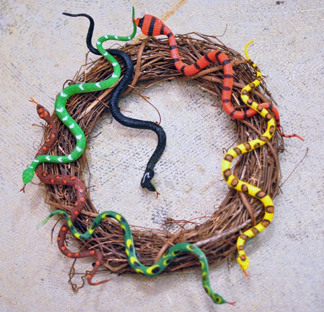 DIY Halloween // Spooky Slithering Snake Wreath